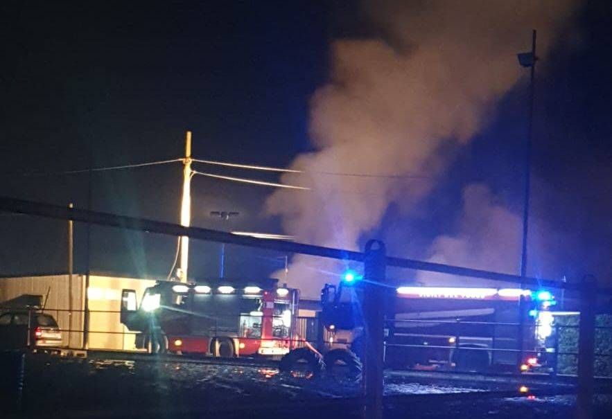Incendio tra Limbiate e Solaro, fiamme in fattoria, diversi mezzi dei Vigili del fuoco in azione ...