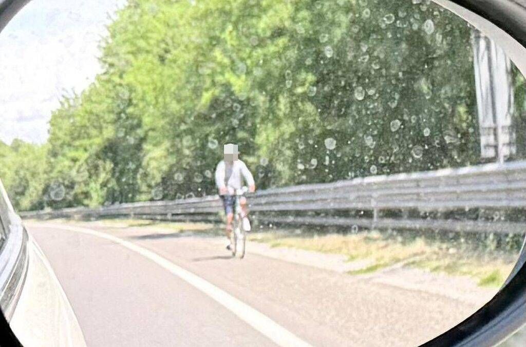 In bicicletta sulla Milano-Meda, pericolo segnalato dagli automobilisti ...